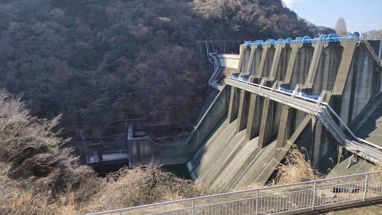 津久井湖そばの「城山ダム」を見に行ってきました。こんなに大きいとは！ - さがみはらあたり。