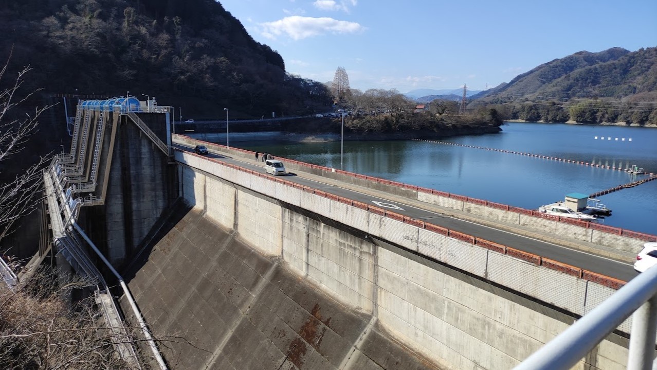 津久井湖そばの「城山ダム」を見に行ってきました。こんなに大きいとは！ - さがみはらあたり。